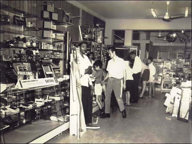 Amazing photos of closed records stores and vinyl shoppers - Flashbak