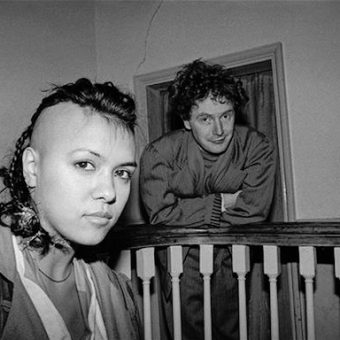 bow-wow-wow-singer-anabella-lwin-and-manager-malcolm-mclaren - Flashbak