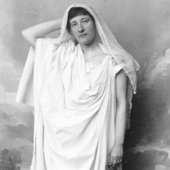 "Bolette Berg utkledt som "Vestalinne" - Flashbak