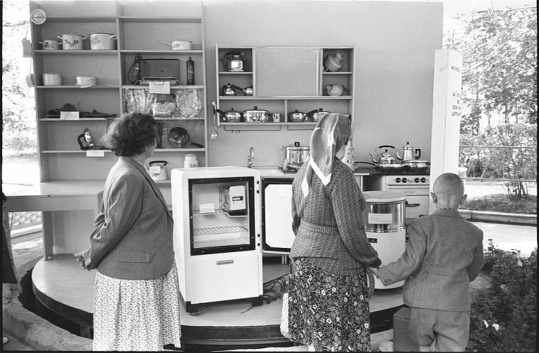 Soviet Citizens See The Future: Photos From The 1959 Kitchen Debate ...
