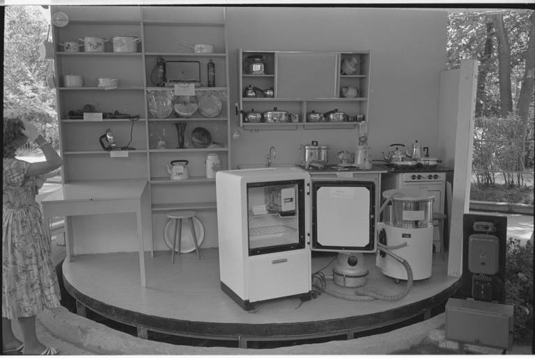 Soviet Citizens See The Future: Photos From The 1959 Kitchen Debate ...