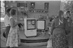Soviet Citizens See The Future: Photos From The 1959 Kitchen Debate ...
