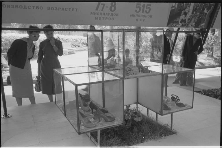 Soviet Citizens See The Future: Photos From The 1959 Kitchen Debate ...