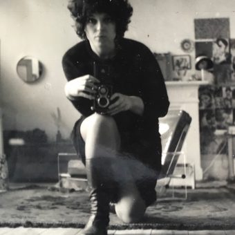 Elizabeth Hamey with her Rolleiflex, mid-60s © Refna - Flashbak