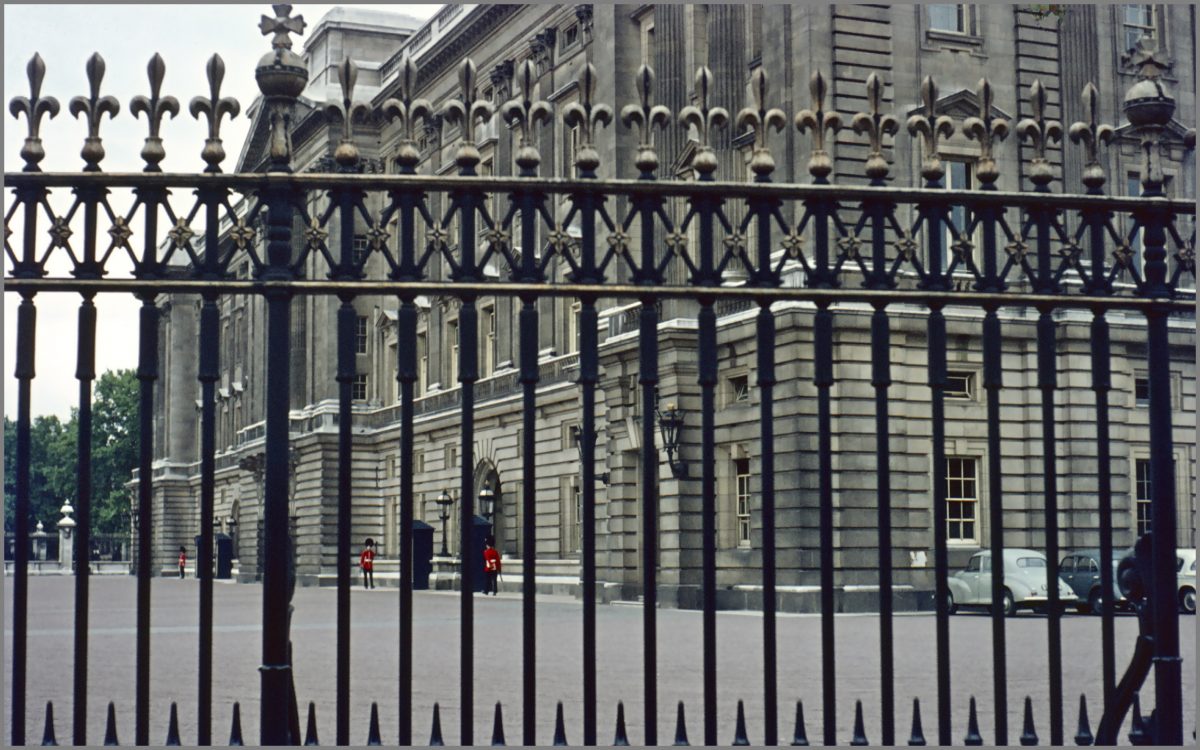 Behind bars: Buckingham Palace ½ century ago : London (July 1963 ...