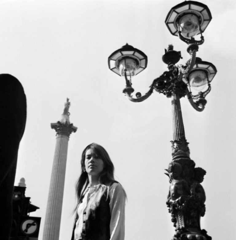 Photographs of Singer Françoise Hardy in London - Flashbak