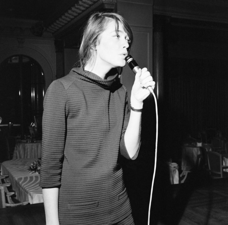 Photographs of Singer Françoise Hardy in London - Flashbak