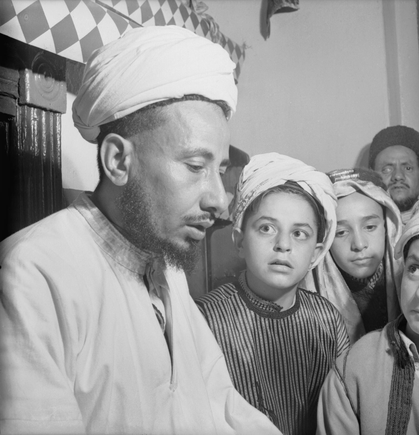 Fascinating Photos of the Muslim Community in Cardiff's Tiger Bay, 1943 ...