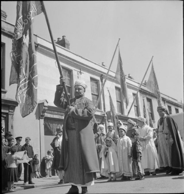 Fascinating Photos of the Muslim Community in Cardiff's Tiger Bay, 1943 ...