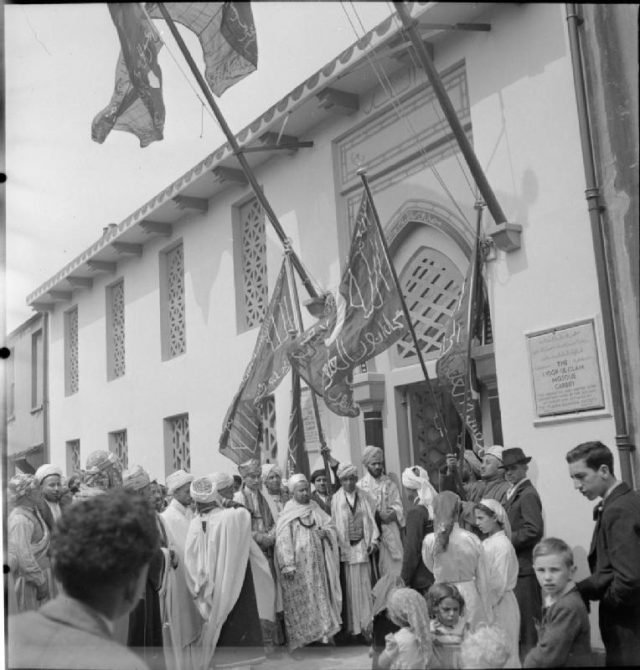Fascinating Photos of the Muslim Community in Cardiff's Tiger Bay, 1943 ...