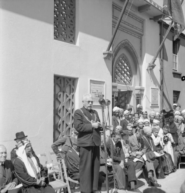 Fascinating Photos of the Muslim Community in Cardiff's Tiger Bay, 1943 ...