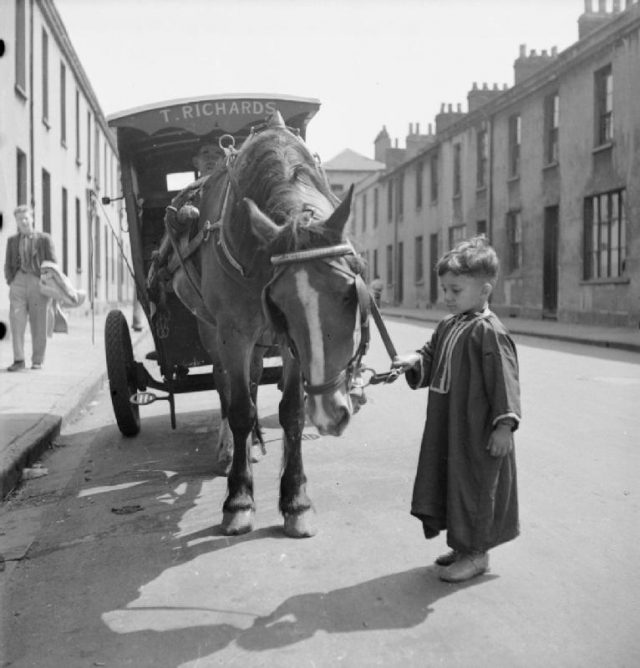 Fascinating Photos of the Muslim Community in Cardiff's Tiger Bay, 1943 ...