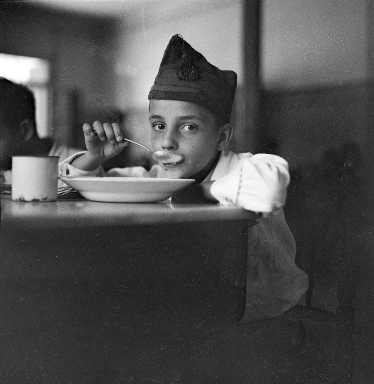 Gerda Taro, [Child looking up from eating soup, Madrid], 1936-37 ...