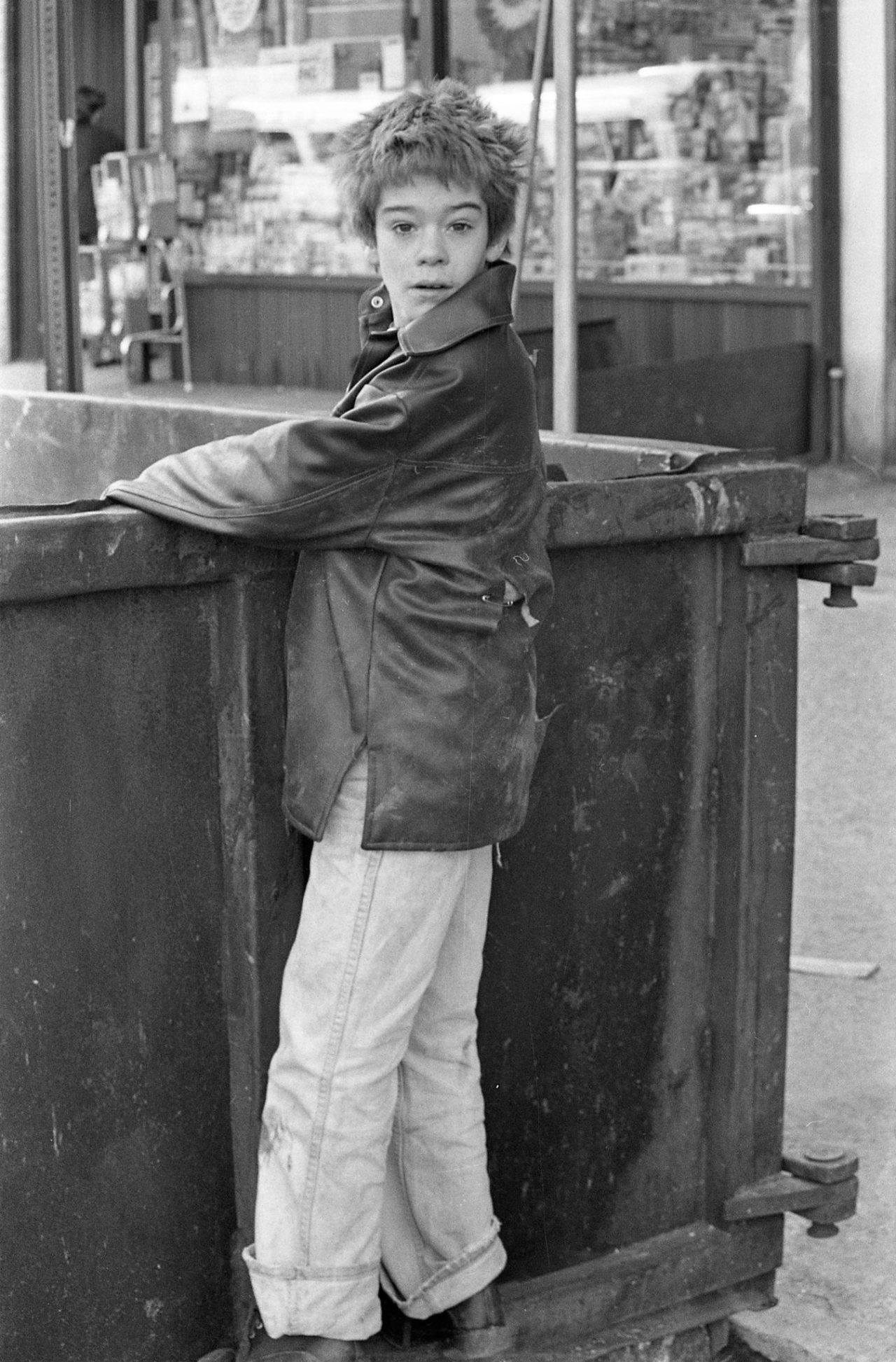 Checking Out a Dumpster East End Ave 1976 - © Rich Allen - Flashbak