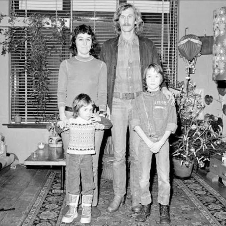 Photographer Photobombs Families In Their Homes (1973) - Flashbak