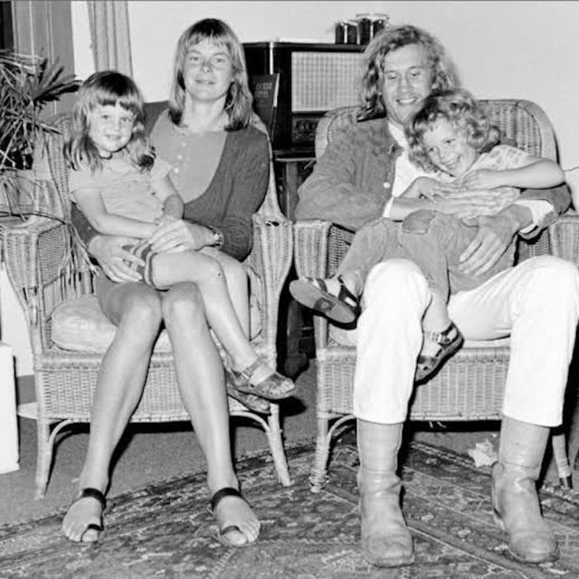Photographer Photobombs Families In Their Homes (1973) - Flashbak