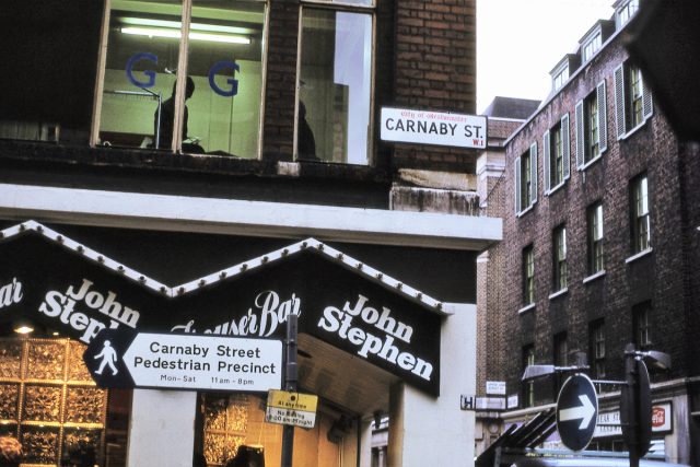 More Glorious Colour Photographs of London in 1972 - Flashbak
