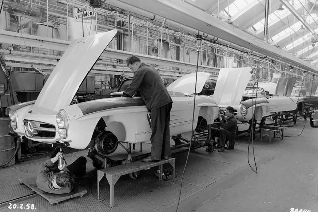 The Mercedes-Benz 190 SL Assembly Line, February 1958 - Flashbak