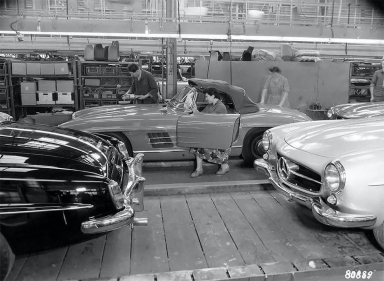 The Mercedes-Benz 190 SL Assembly Line, February 1958 - Flashbak