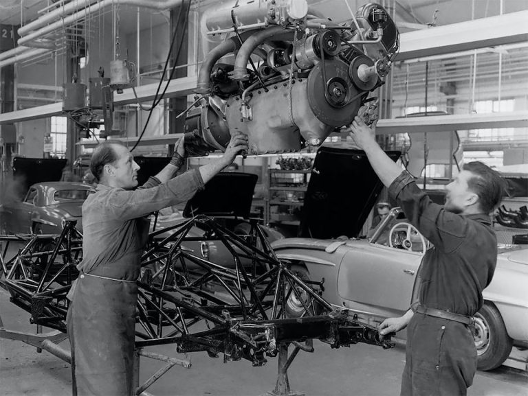 The Mercedes-Benz 190 SL Assembly Line, February 1958 - Flashbak