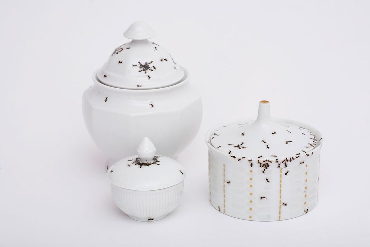 Vintage porcelain 21 hand painted with ants. - Flashbak