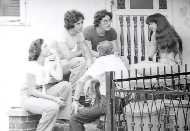 Brooklyn Stoop 57ST 1977 pic1 - Flashbak