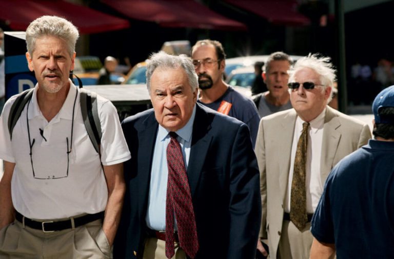 Watching The Commuter at 42nd and Vanderbilt, NYC - 2007–2016 - Flashbak