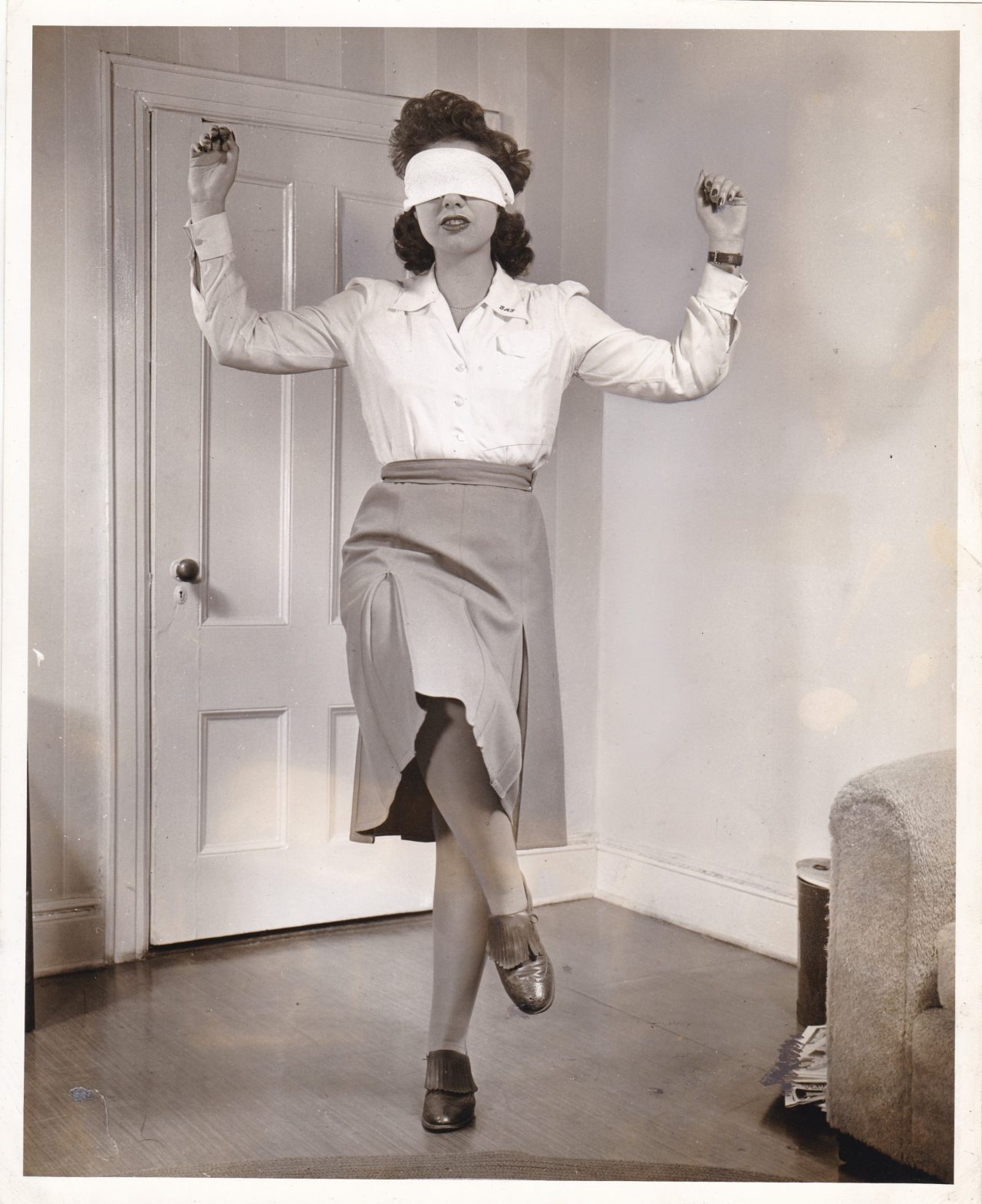 27 Found Photos of People Standing On One Leg - Flashbak