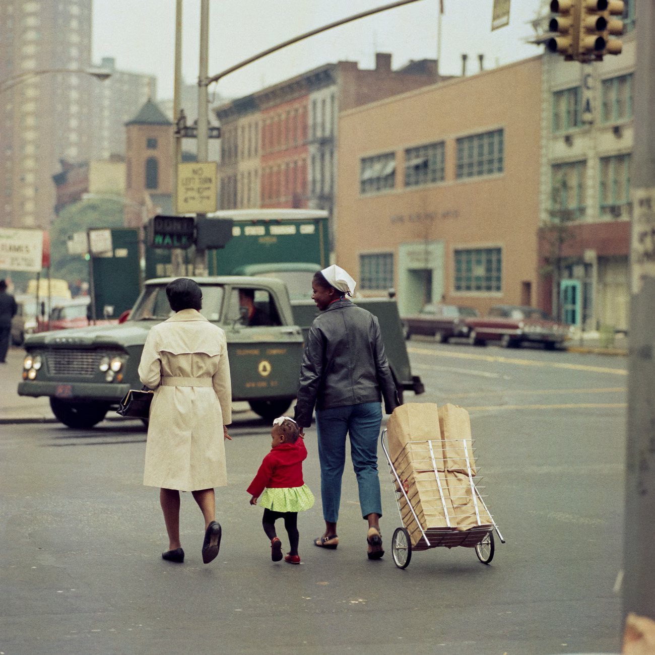 Grocery Shopping, Harlem, 1966. Photograph- Mario Carnicelli - Flashbak